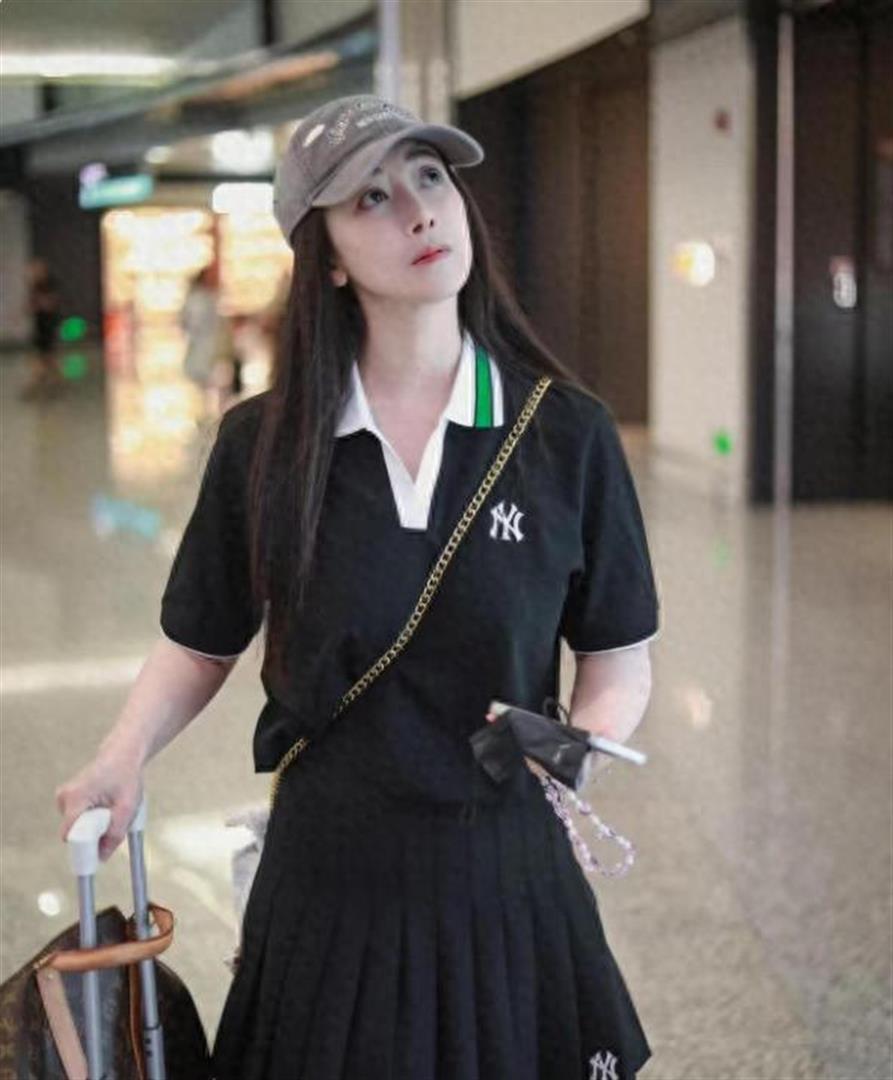 陈紫函机场私服真会穿! Polo衫+百褶短裙+棒球帽，减龄又时髦!