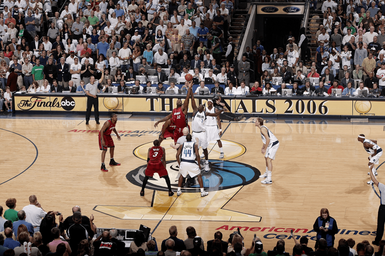 怀旧经典!NBA官方分享2005年-2009年总决赛金杯LOGO地板