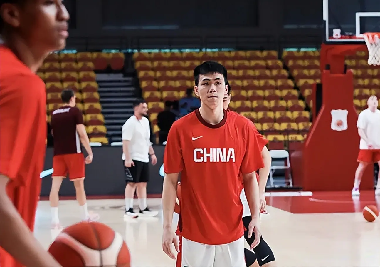 男篮82-78胜FMP拉德尼基4利好! 王俊杰徐昕统治级，气质也变好了