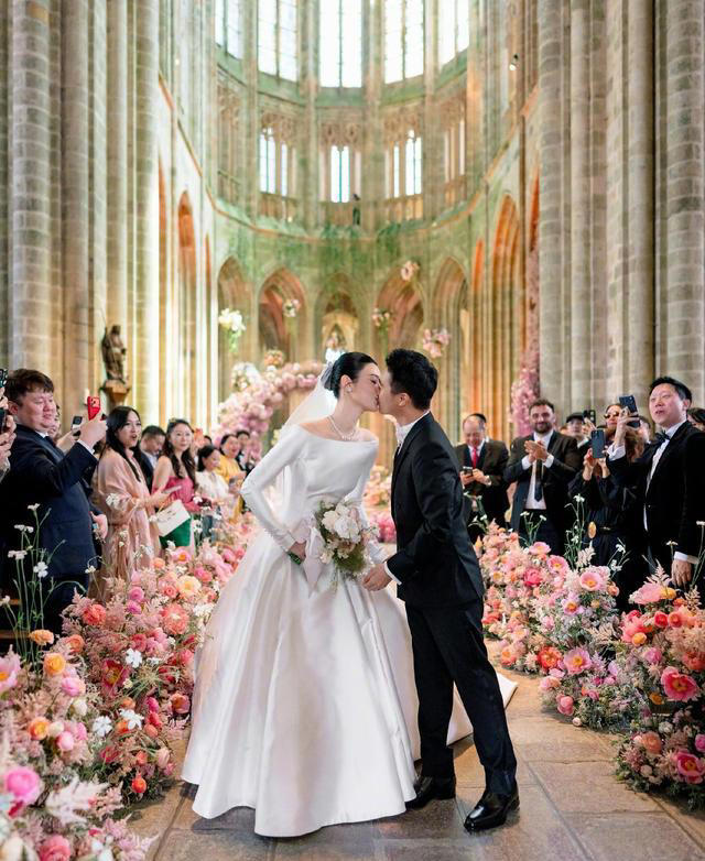 奚梦瑶7年豪门大婚落幕后，自己脱下礼服独自背包走人?