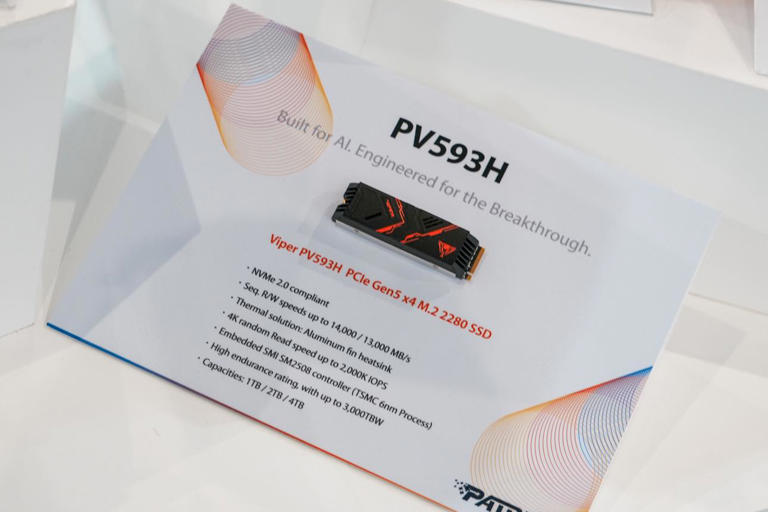 博帝展出旗舰内存条 Viper Steel 5 Infinite DDR5，顶部无限镜