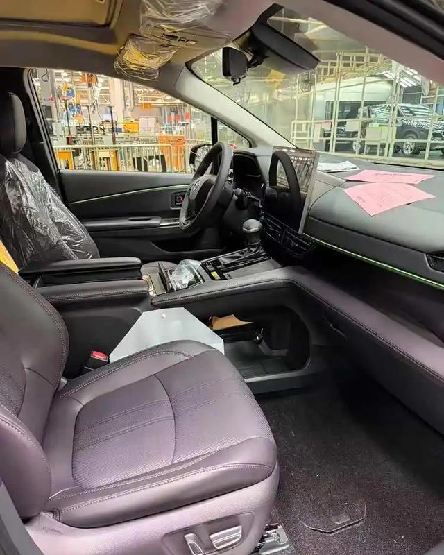 2027款丰田赛那SIENNA实车曝光 抢先看看新车升级变化有多大?