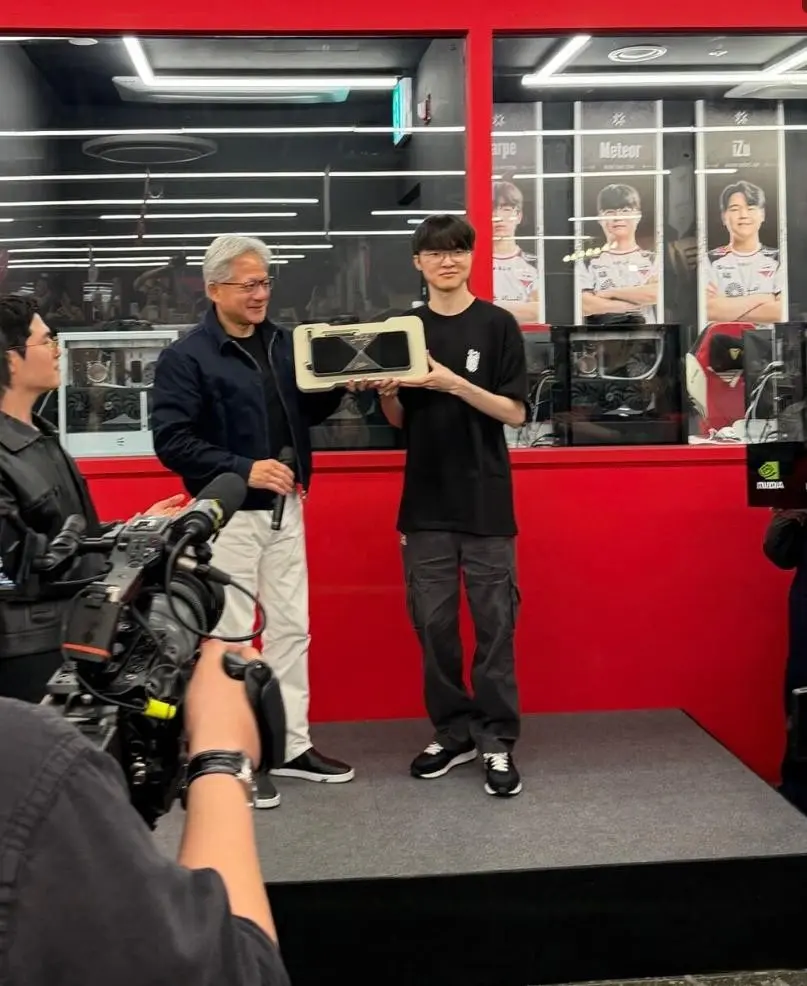 放下商务会谈! 黄仁勋网吧专程拜访Faker