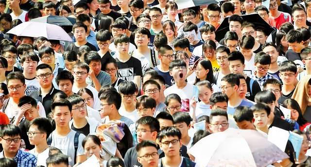 高考报名降45万! 考生笑民办大学校长慌了?