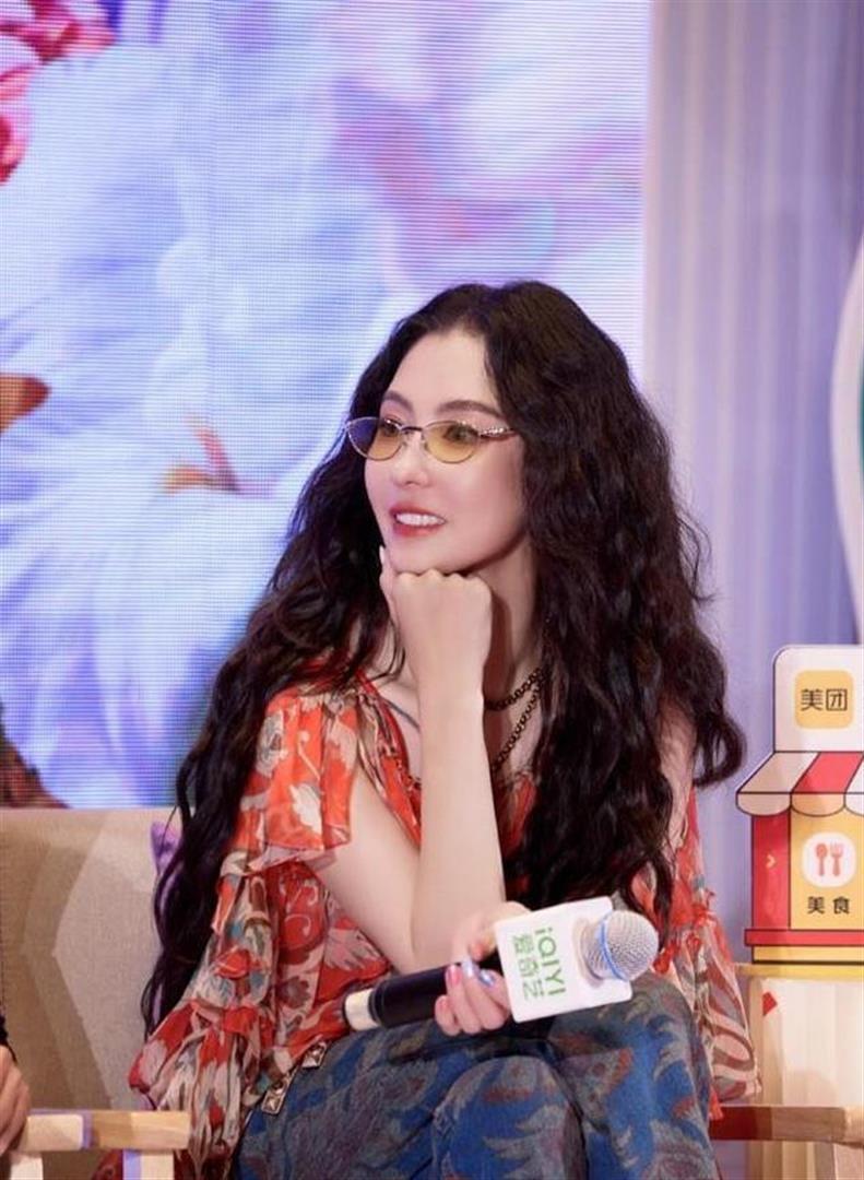 46岁张柏芝不见老穿短袖衬衫配百褶裙亮相，这状态说20岁我都信