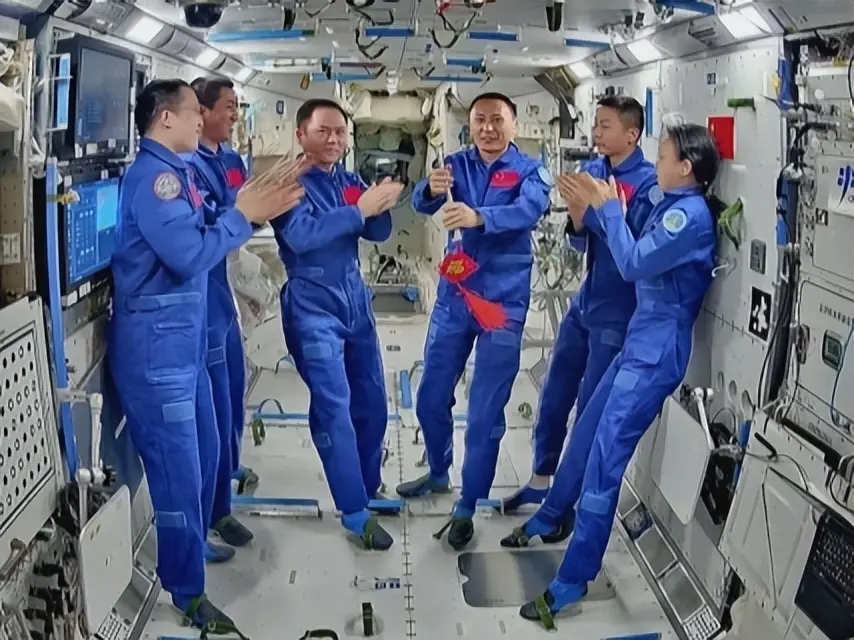 神舟21号3人乘组：将随神舟22号飞船返回，创造多个航天第一