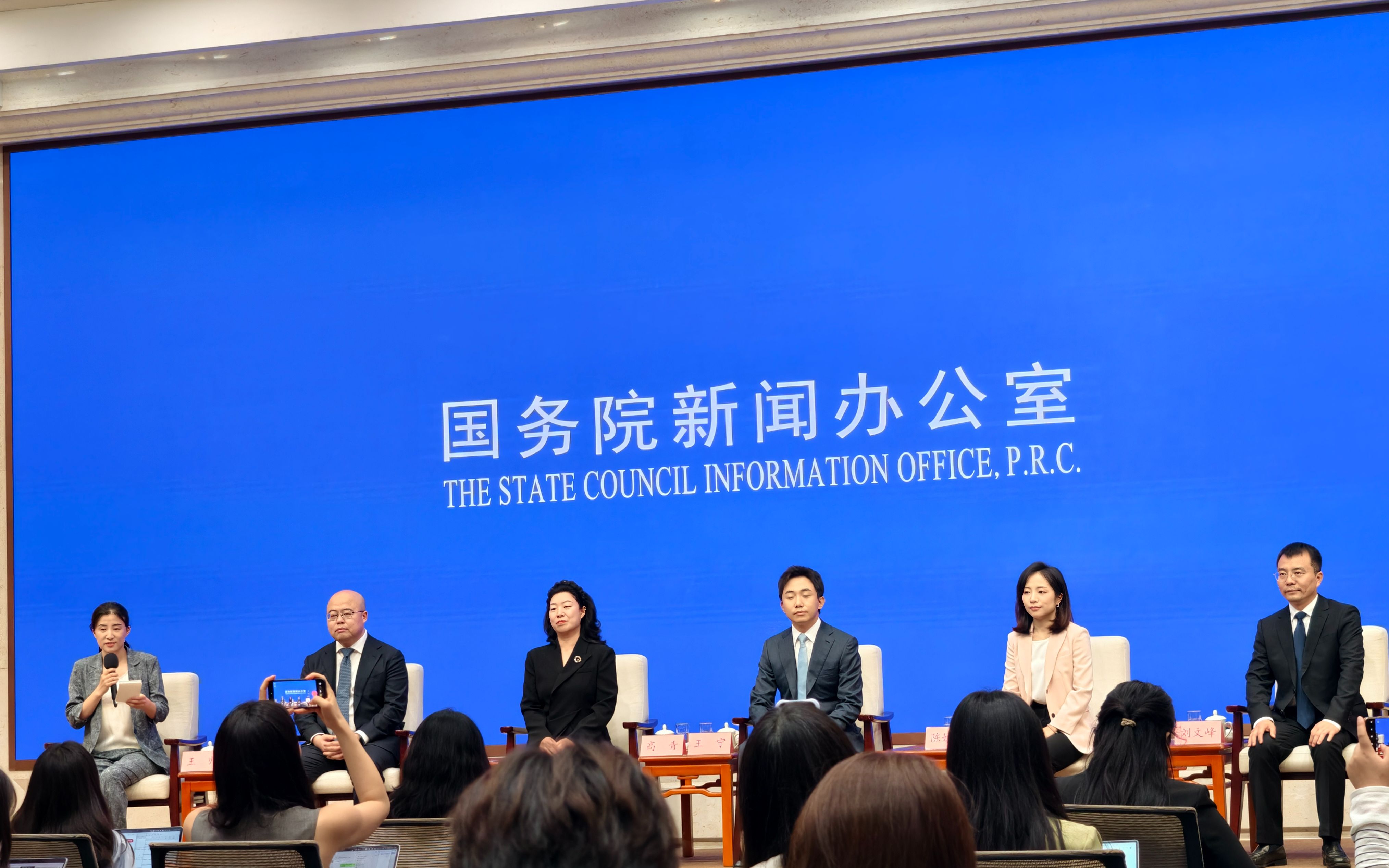 泡泡玛特王宁、MiniMax闫俊杰，“顶流”相遇说了啥