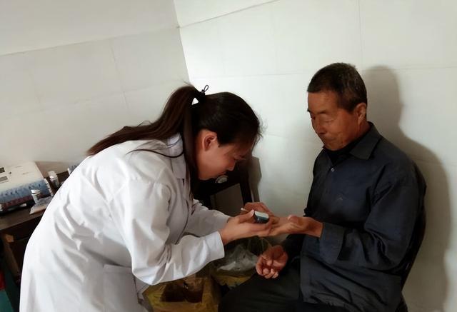 患有高血糖的中老年人，要多注意腿上这3个信号，小心高血糖并发症