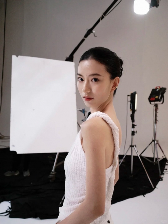 《黑神话：钟馗》小厨娘脸模美图：颜值超高 气质出众