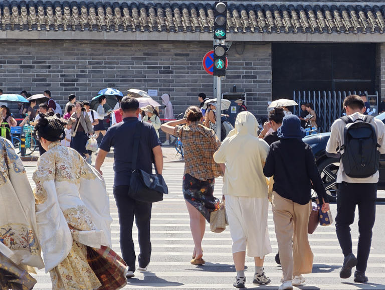 多图｜北京今年首个高温日来袭，马路上“热浪滚滚”