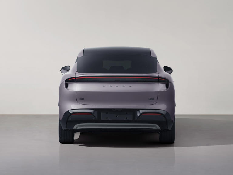 MONA 系列首款 SUV，小鹏 L03 罗兰紫色实车曝光