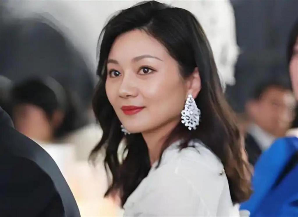 76岁张艺谋同框44岁陈婷，看着更像父女，现实太扎心
