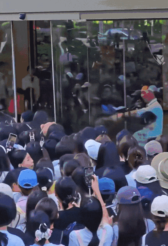线下活动粉丝拥堵，商场玻璃破碎致5人擦伤，张凌赫工作室及相关品牌方致歉