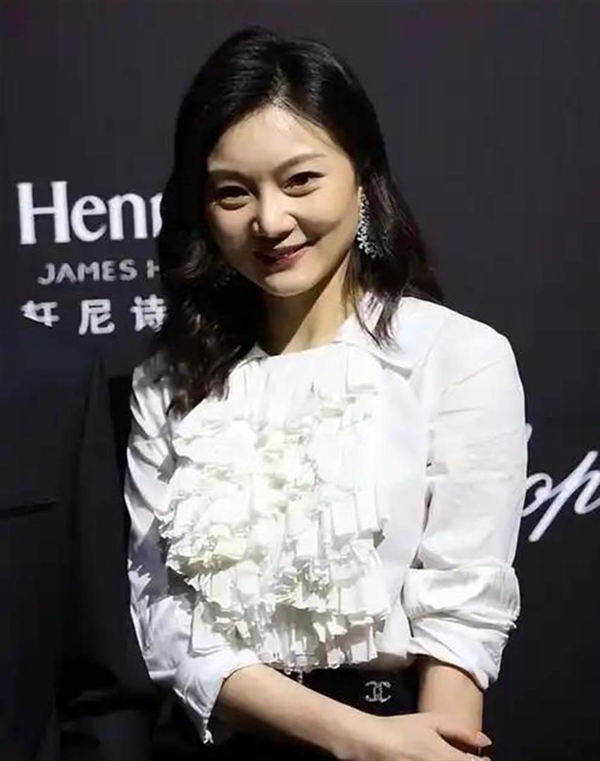 76岁张艺谋同框44岁陈婷，看着更像父女，现实太扎心