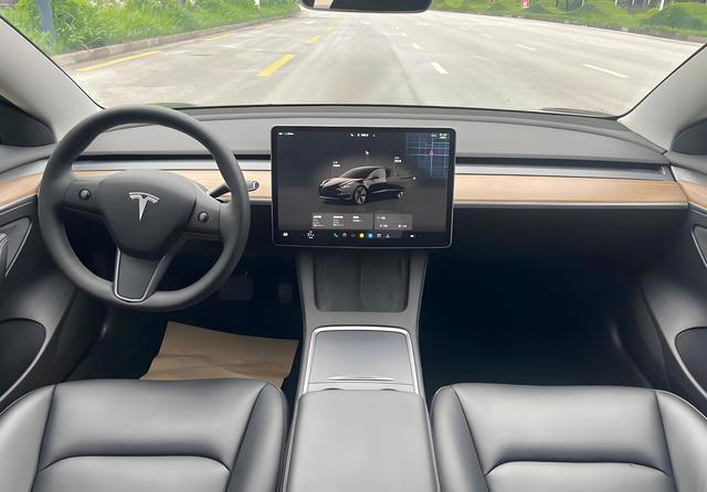 26款特斯拉Model 3来了，哑光铝条内饰+HW4.0芯片，经典又全面升级