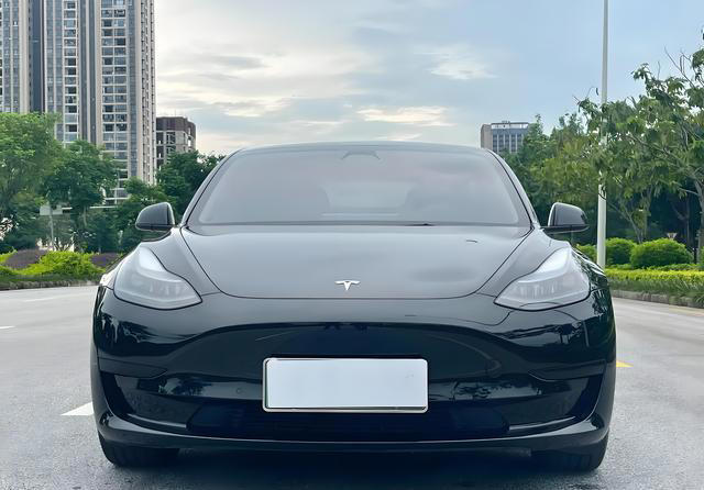 26款特斯拉Model 3来了，哑光铝条内饰+HW4.0芯片，经典又全面升级