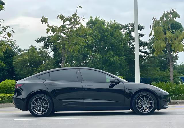26款特斯拉Model 3来了，哑光铝条内饰+HW4.0芯片，经典又全面升级