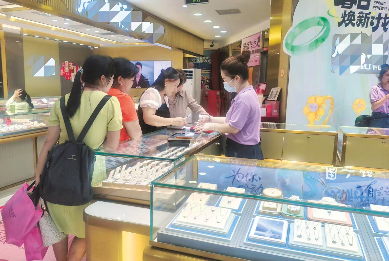 金价大幅回落 南宁黄金市场降温