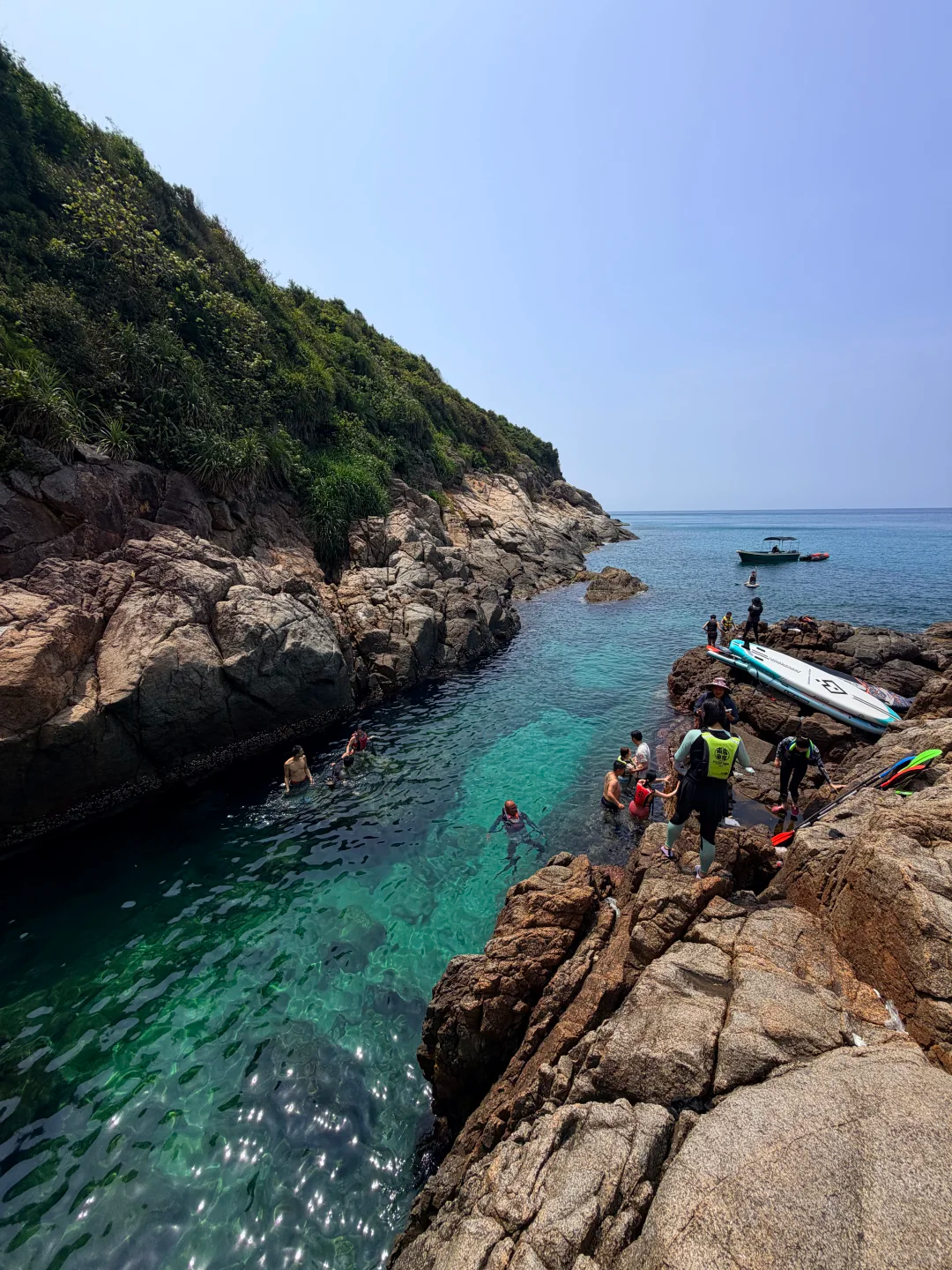 海南万宁网红海域游客被海浪卷走，遗体已找到正在打捞，现场设卡禁止游客进入