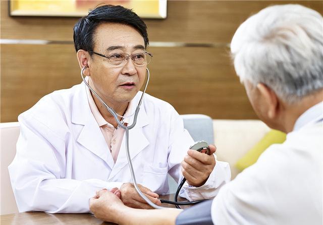 55岁男子尿酸750，并发尿毒症离世，提醒：3种蔬菜是“痛风”帮凶