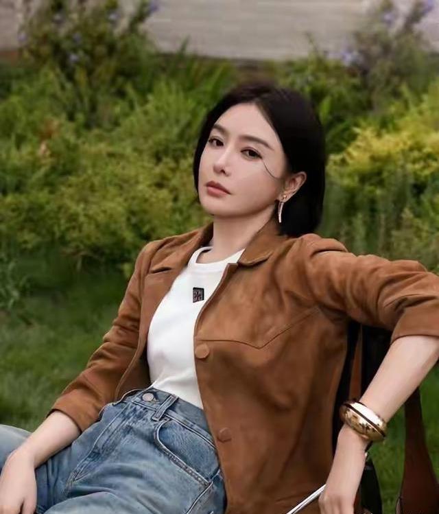 秦岚48岁未婚父母离世 如今生活过得多好