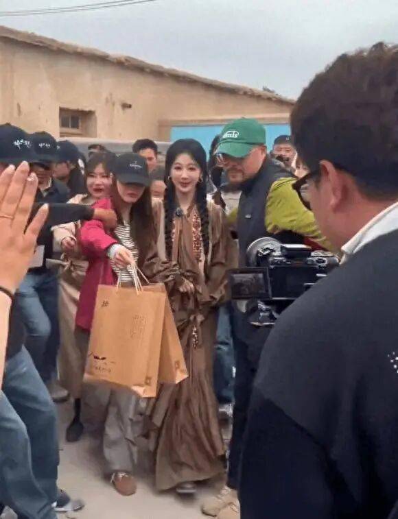 杨紫重返《生命树》拍摄地!穿当地民族特色服饰好漂亮