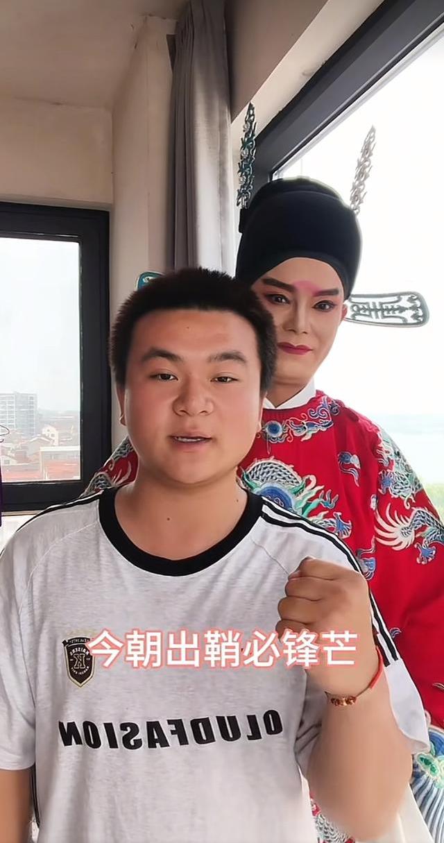 考场门口现状元郎 不是考生而是送考爸爸穿古装送祝福