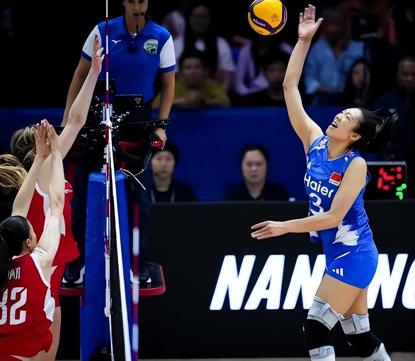 惊天逆转! 女排绝境翻盘，3-1 硬刚世界第三，19岁新人一战封神!