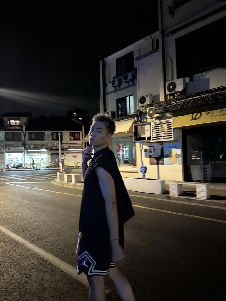 男模！李添荣社媒分享个人帅照：颜色好看吗？不好看忍着