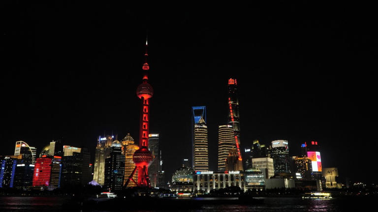 东方明珠点亮“生命红”致敬!2025年上海35.5万人次参加无偿献血