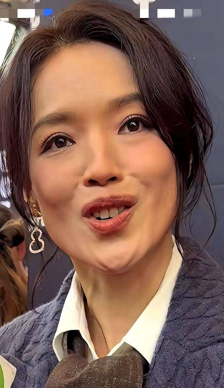 网友怒怼畸形审美：舒淇的皱纹是人生勋章，别再装嫩了!