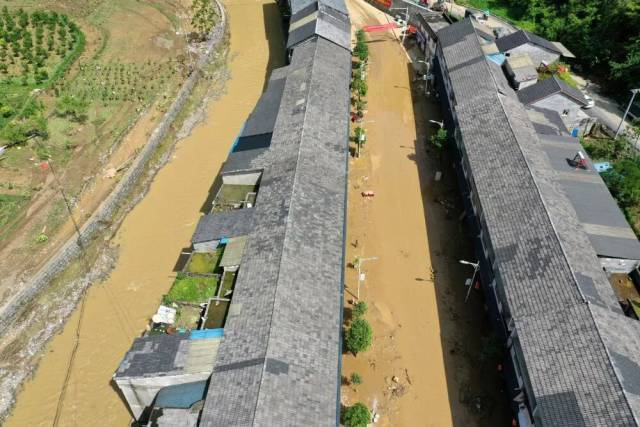多地暴雨雷电预警齐发 南北天气进入强对流