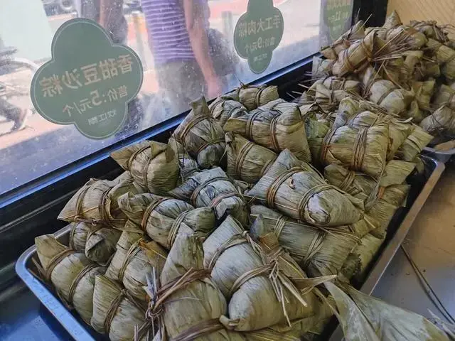 日均销售2000＋!市民排队选购，就为这一口→