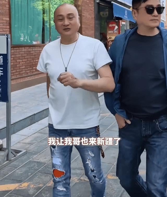 香港知名兄弟同框曝光，外貌差距惹热议，哥哥似年轻10岁