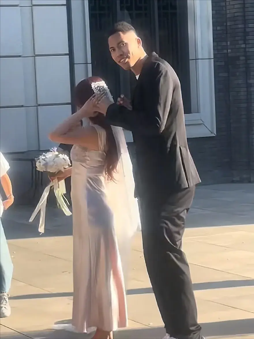 丘天和娇妻近照，最成功混血球员，打了9年CBA，妻子是中国人