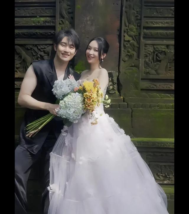 金莎45岁穿粉裙散步小11岁丈夫牵手同行 肚子藏着秘密?
