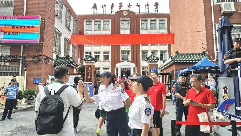在校门、在车站、在身边!460名青年志愿者暖心护航助考