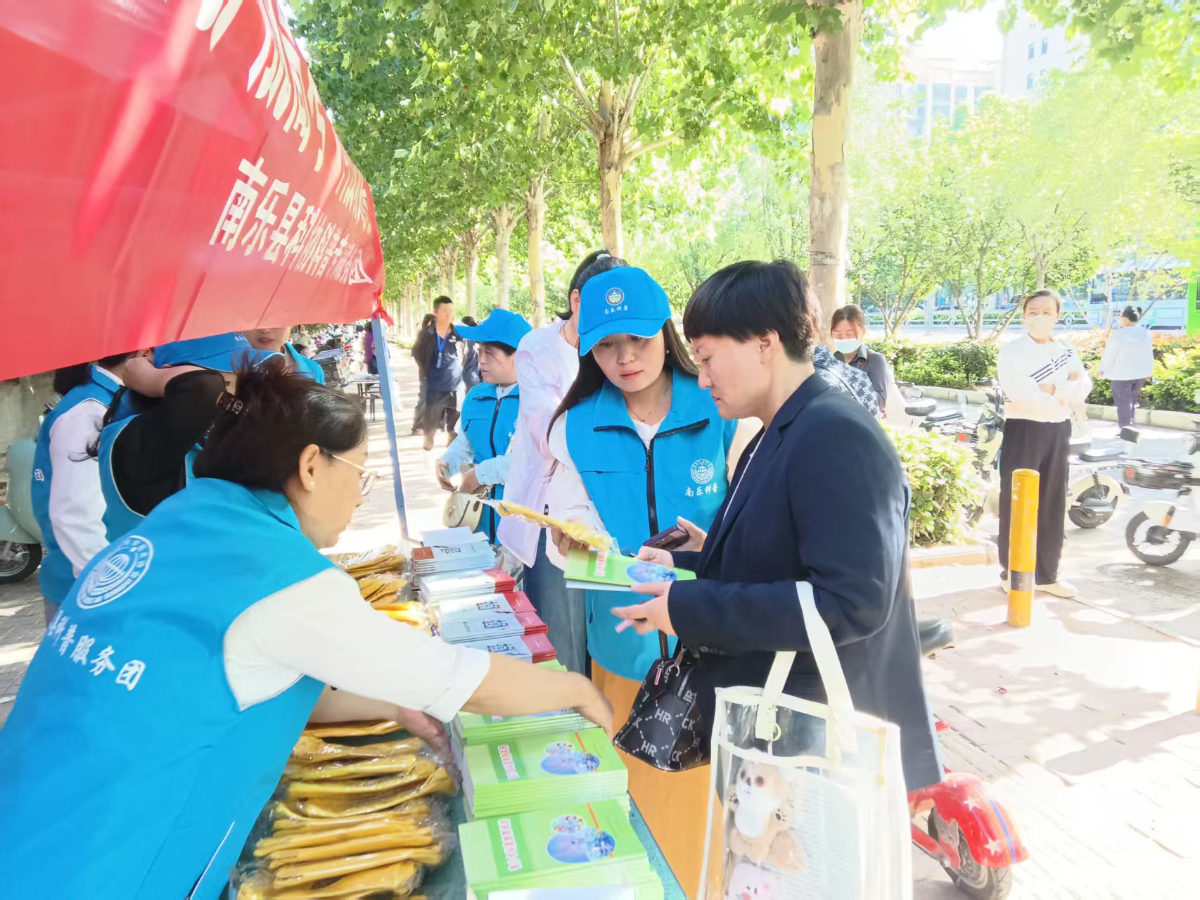 南乐县科协：一抹“蓝”闪耀在助考服务现场贴心更䁔心