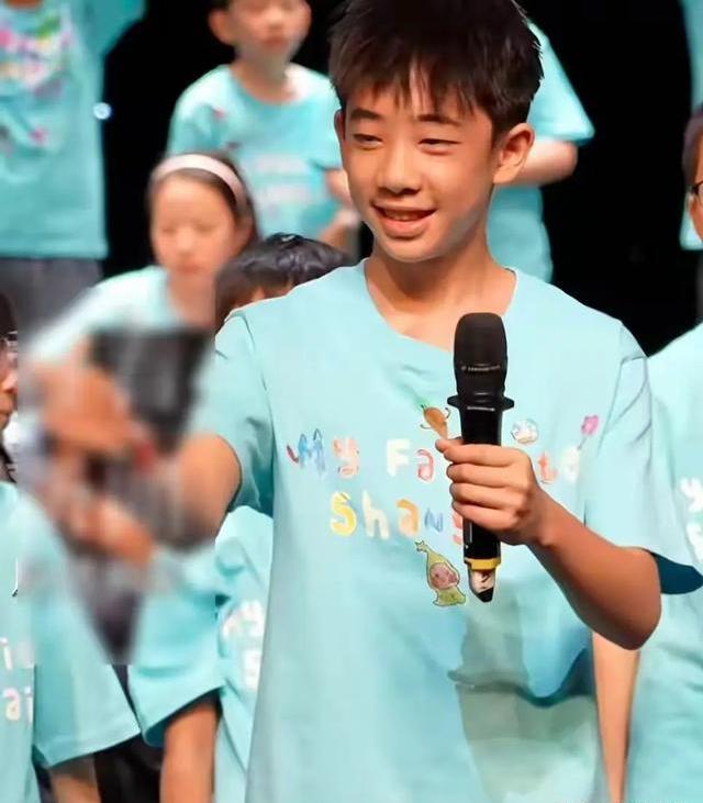 5岁儿子英文主持幼儿园毕业典礼，大儿12岁TED演讲惊艳观众
