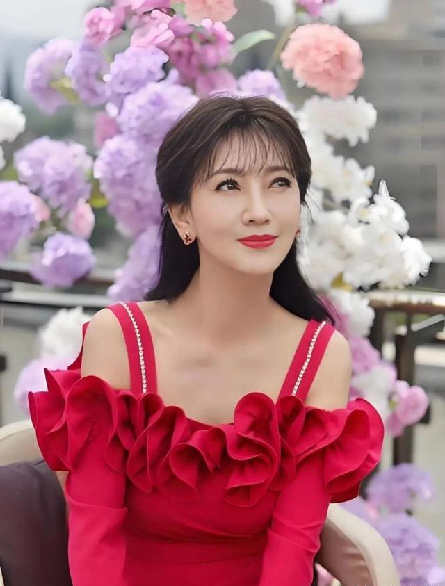 72岁赵雅芝近况曝光! 两段婚姻后3个儿子竟都成她骄傲