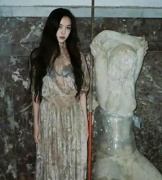 网友法国偶遇李嫣，原来最像王菲的还是这个小女儿!
