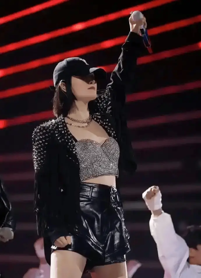 张杰谢娜持续掉粉! 张杰30天掉6.5万，谢娜演唱会翻车