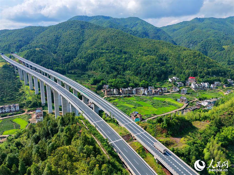 江西赣州：路畅景美惠民生