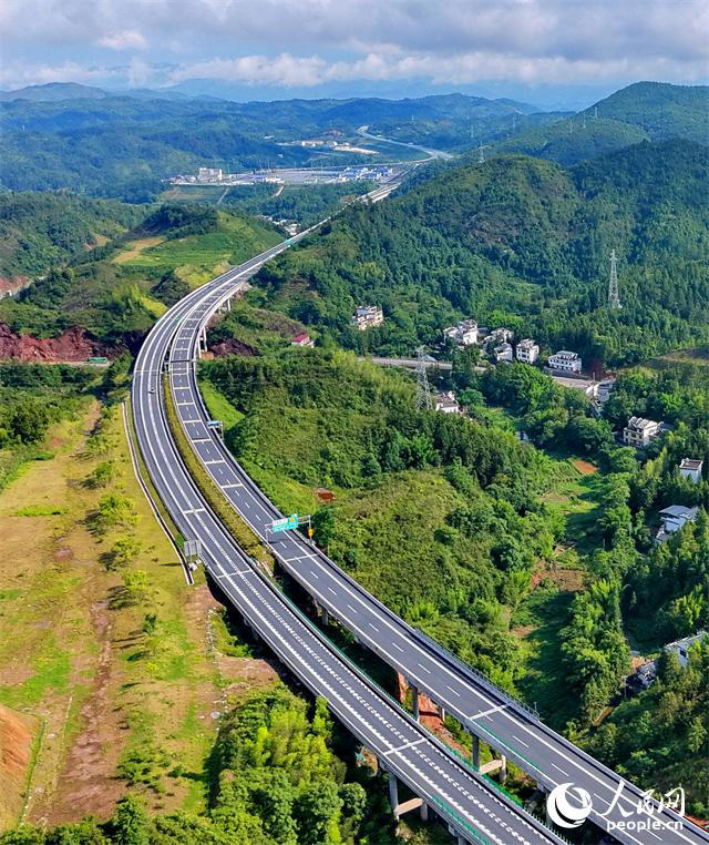 江西赣州：路畅景美惠民生