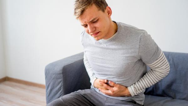 男子查出肠癌，当场崩溃：肠癌早期不是便血，是这4种异常!