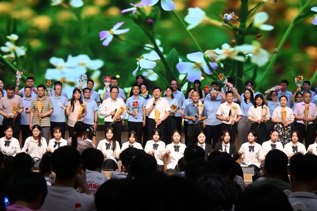 师生与家长同台献唱 武汉铁院为5390名毕业生送行